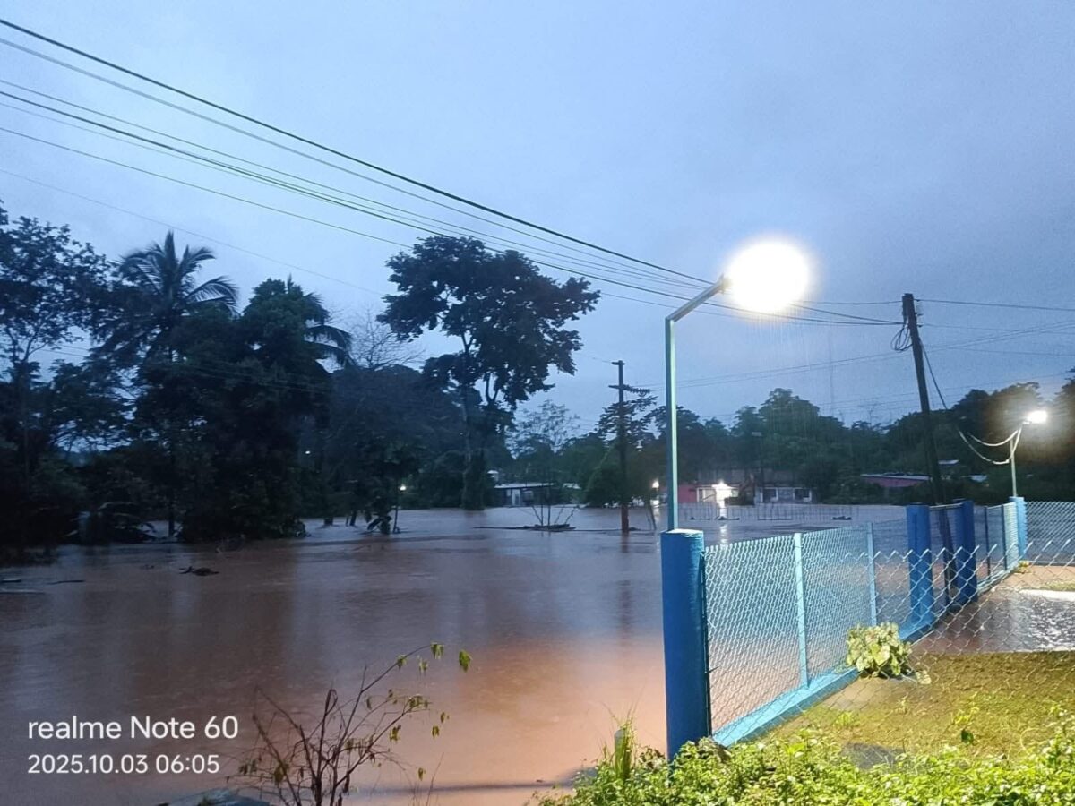 Lluvias incomunican al Poblado 6 de Uxpanapa, Veracruz; hay viviendas ...